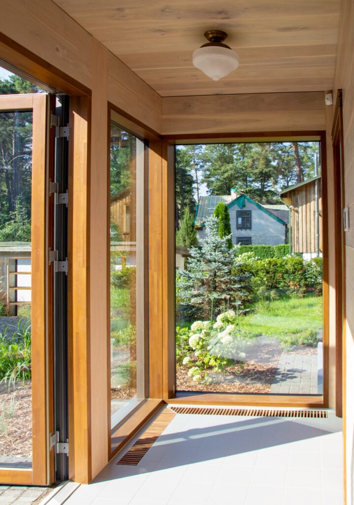 Koka alumīnija logi un durvis: priekšrocības & ieguvumi - HL Studija